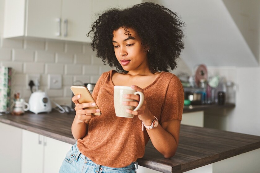 Oh jee: fysiotherapeuten waarschuwen voor een Netflix-onderkin | Flair