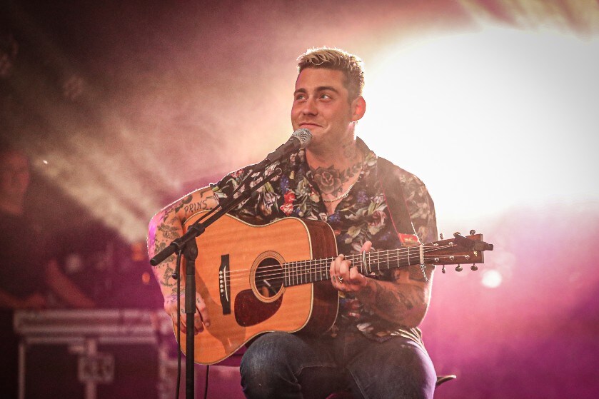 Spontaan babynieuws: zanger Douwe Bob wordt voor de eerste keer vader ...