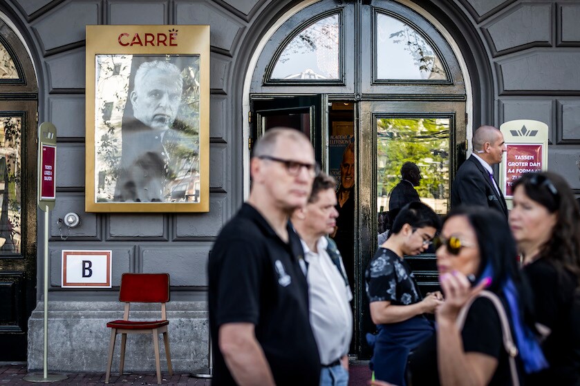 Eerste belangstellenden bij Carré voor afscheid Peter R. de Vries | Flair