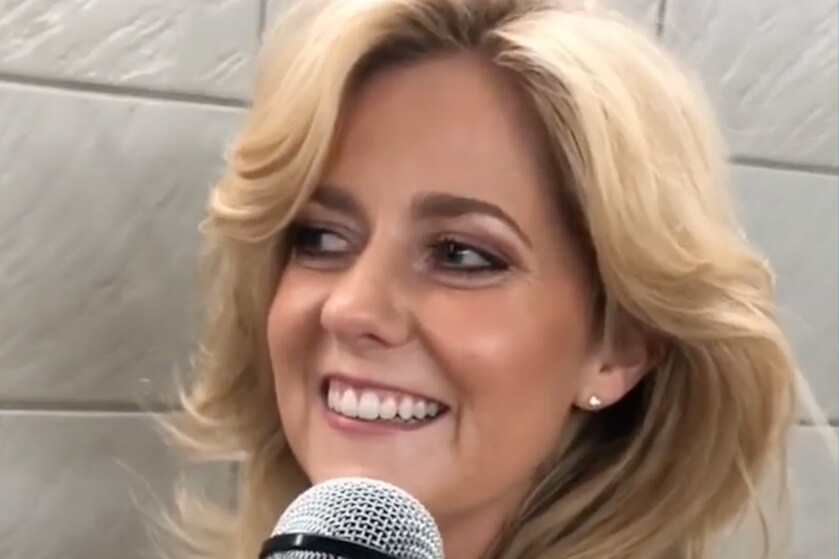 Met microfoon verraste metroreiziger verbaast met mooie versie 'Shallow ...