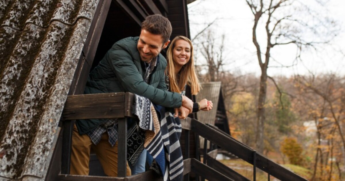 Opgebiecht: ‘Ik vind de beste vriend van mijn man zó aantrekkelijk’ | Flair