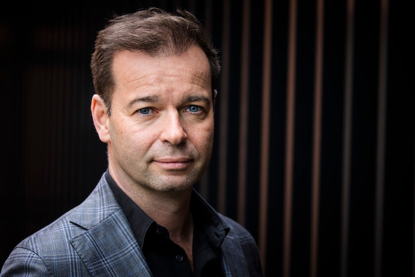 Deze presentator neemt het 'Verslaafd'-stokje van Peter van der Vorst over