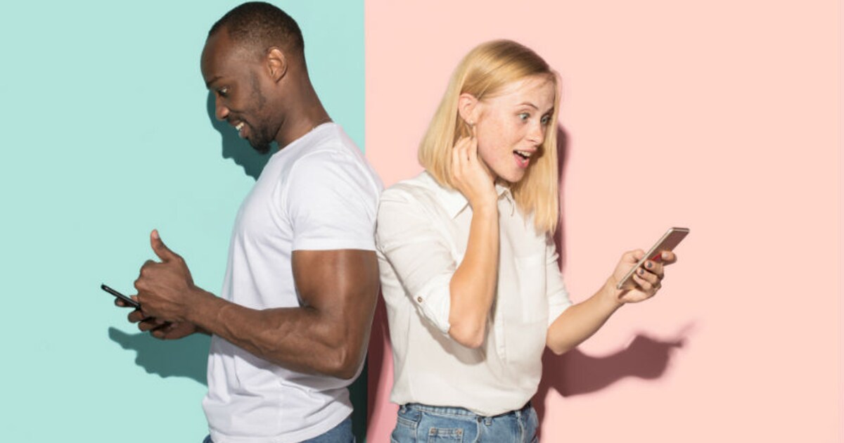 Is neuzen in de telefoon van je partner schadelijk voor je relatie? | Flair