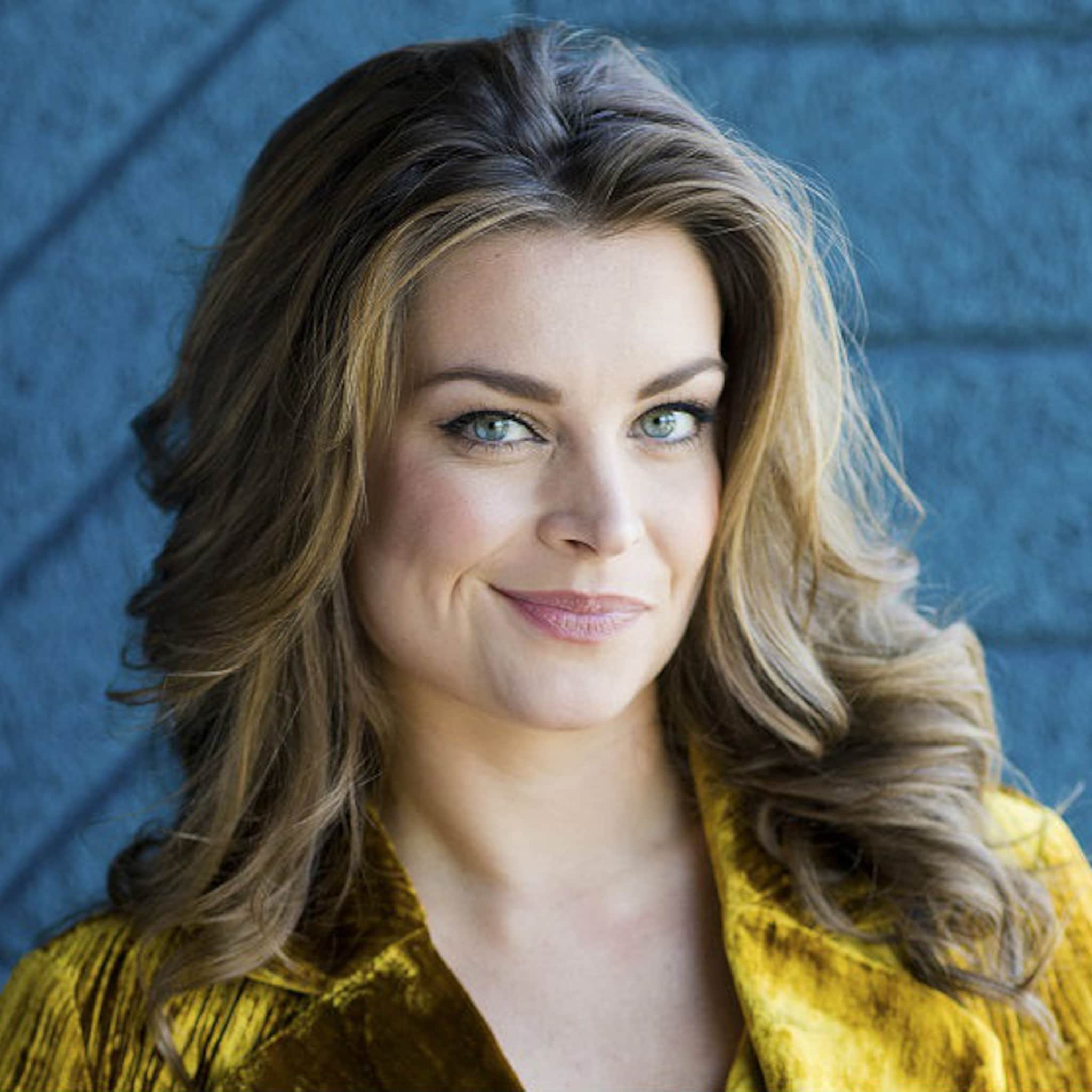 Holly Mae Brood (30) is door ‘FHM’ uitgeroepen tot ‘Vrouw van het Jaar’