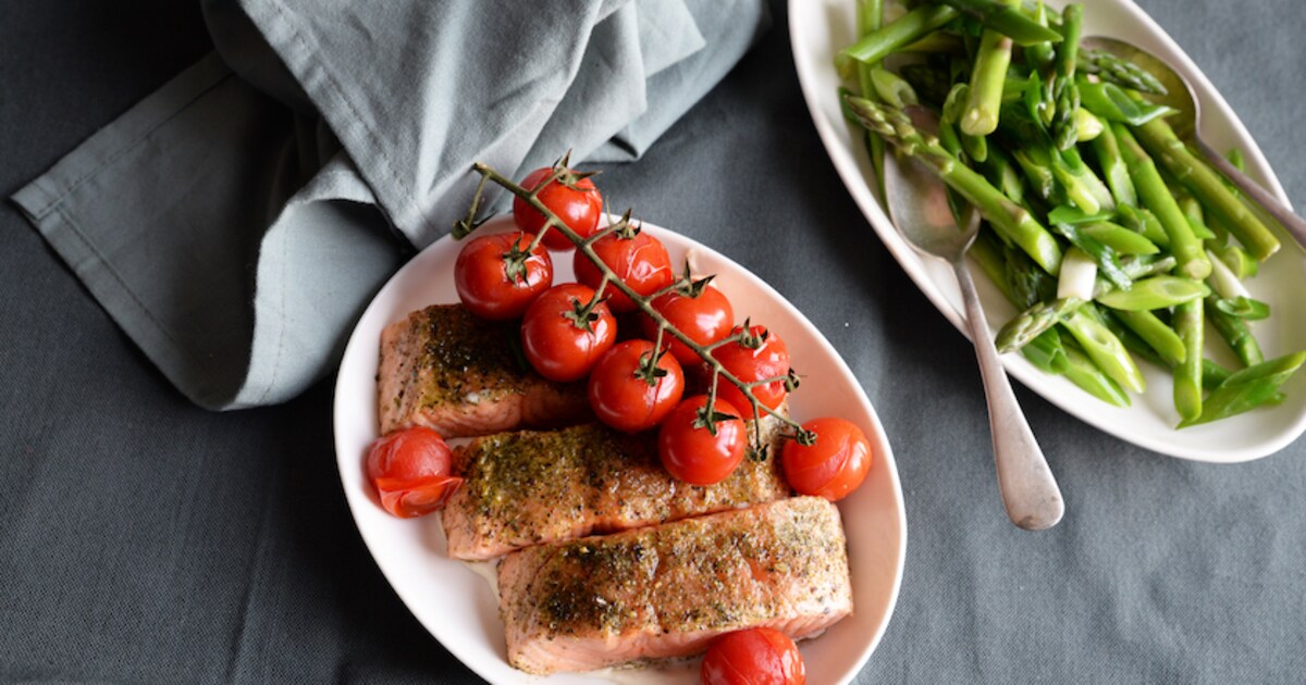 Smakelijk (kerst)recept: zalmfilet met dragonsaus en groene asperges ...