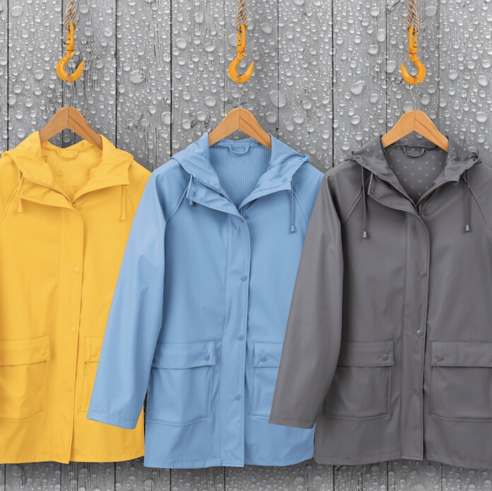 Bij déze budgetsupermarkt scoor je deze week zo'n modieuze regenjas | Flair