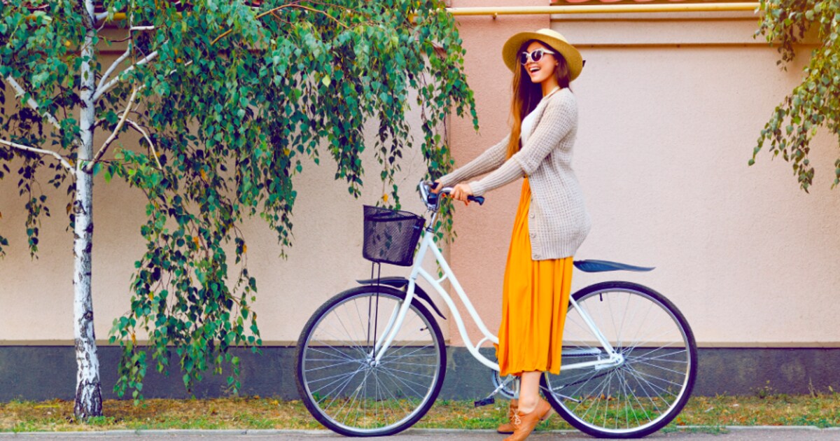 Zo fiets je een stuk makkelijker met een lange rok of jurk - Flair ...
