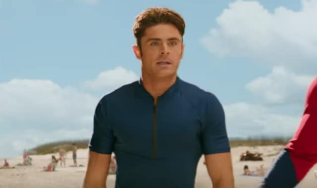 ZIEN: Zac Efron verschijnt in een strakke Speedo op de set van Baywatch ...