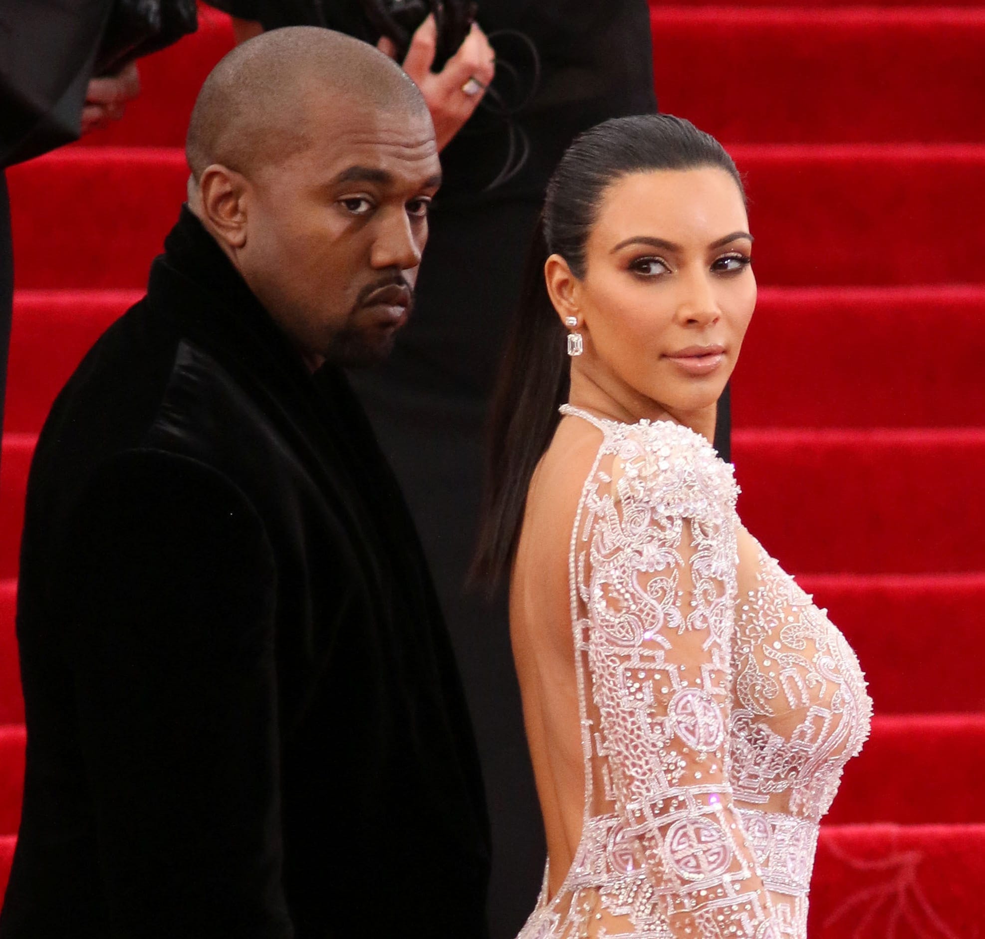 Kim En Khloé Kardashian Met De Billen Bloot Voor Fotoshoot Flair