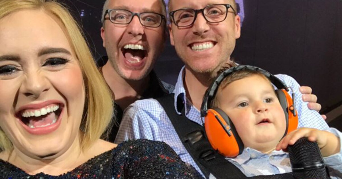 CUTE: Adele nodigt twee vaders en hun baby uit op het podium voor een ...