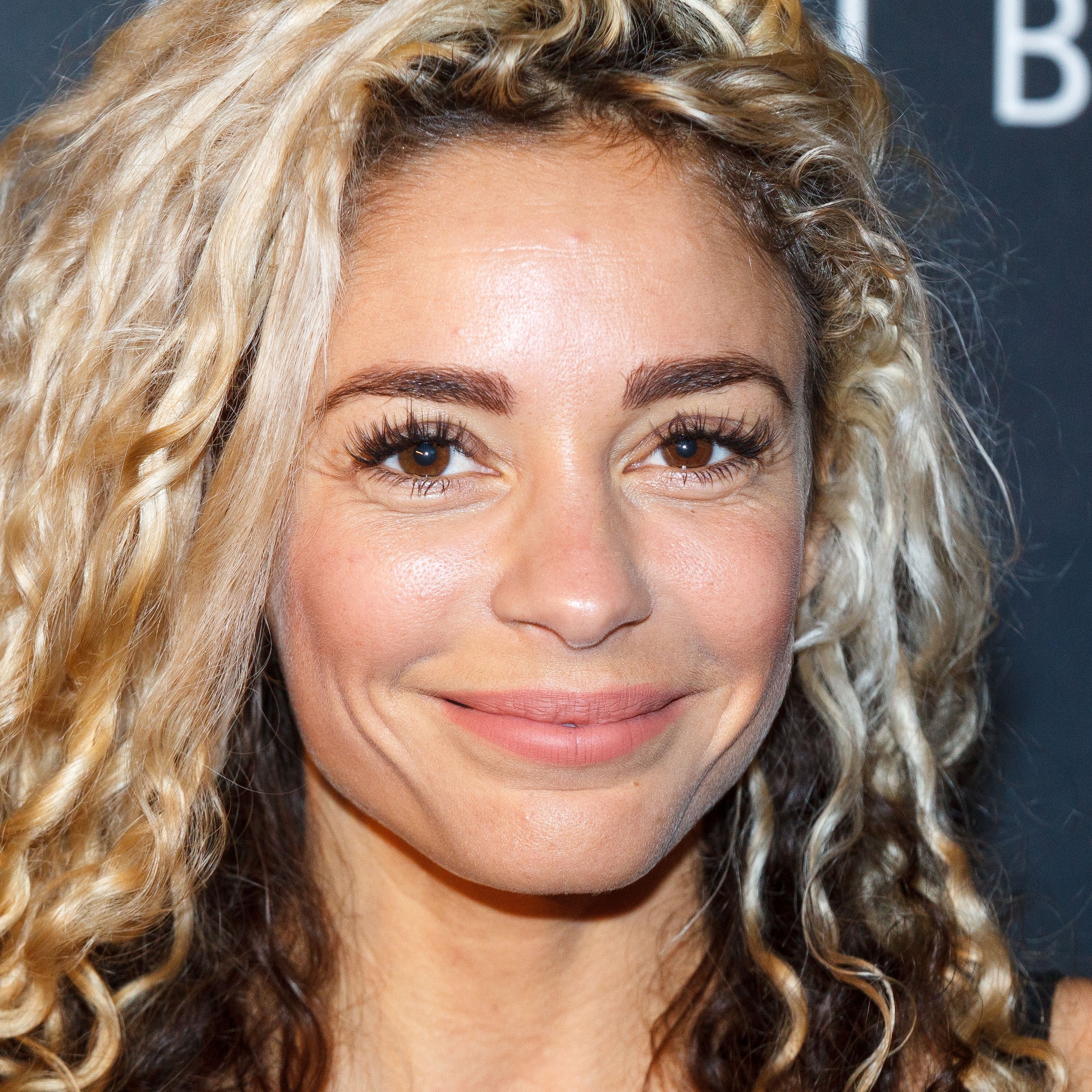 Fajah Lourens is weer smoorverliefd. En dit is haar nieuwe vriend
