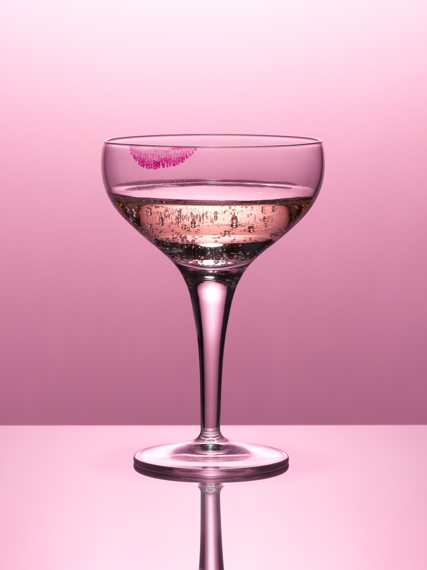 Trucje: zo geeft je lipstick nooit meer af op glazen - Flair - Voor jou ...