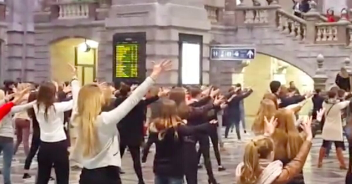 Deze Grease-flashmob op Antwerpen Centraal moet je zien! - Flair - Voor ...