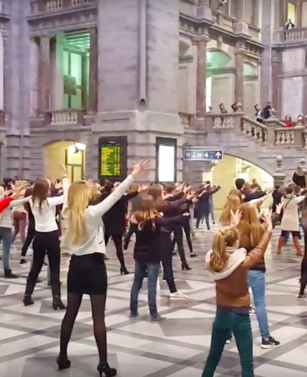 Deze Grease-flashmob op Antwerpen Centraal moet je zien! - Flair - Voor ...