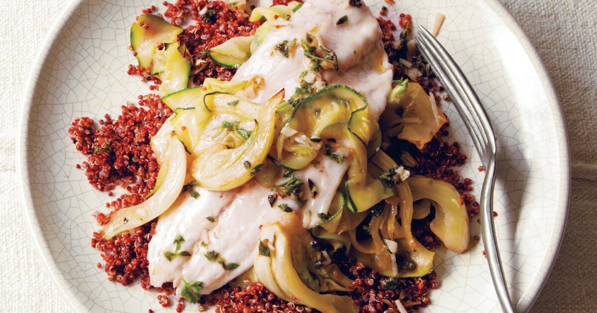 Zeebaars met rode quinoa en venkel-courgettesalade - Flair - Voor jou ...