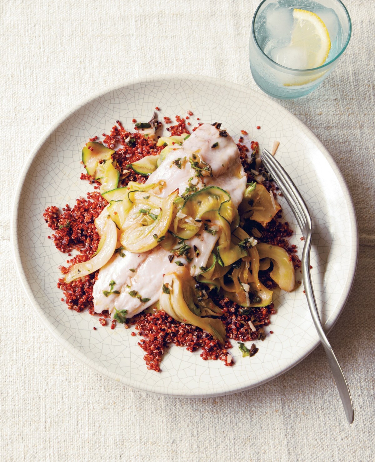 Zeebaars met rode quinoa en venkel-courgettesalade - Flair - Voor jou ...
