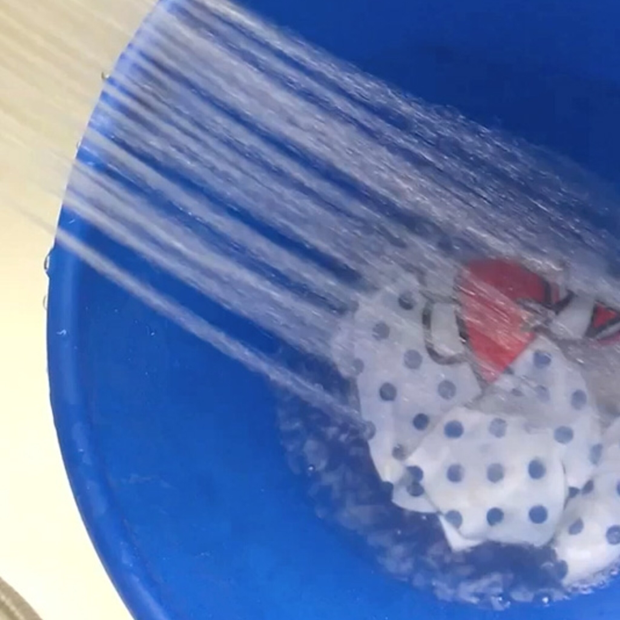 Door dít in je wasmachine te gooien, wordt jouw witte was weer stralend wit