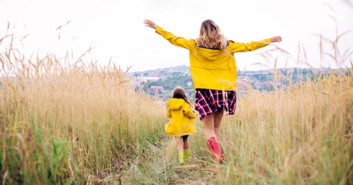 Bij déze budgetsupermarkt scoor je deze week zo'n modieuze regenjas | Flair