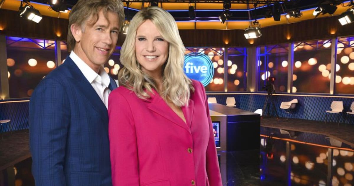Angela look-a-like bebloed aan de talkshowtafel in 'Five Live'