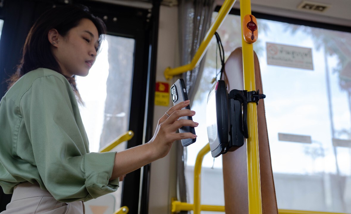 Vanaf eind 2022 kun je ov-reizen met je bankpas of telefoon | Flair