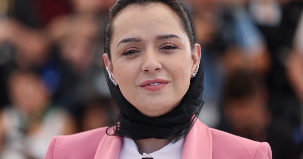 Iraanse actrice Taraneh poseert zonder hoofddoek uit protest | Flair