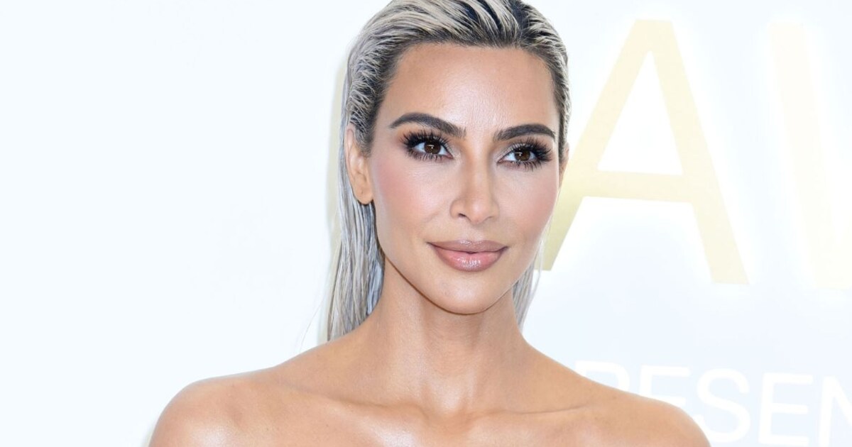 Kim K danst met dochter North West op 1001 Arabian Nights van popgroep ...