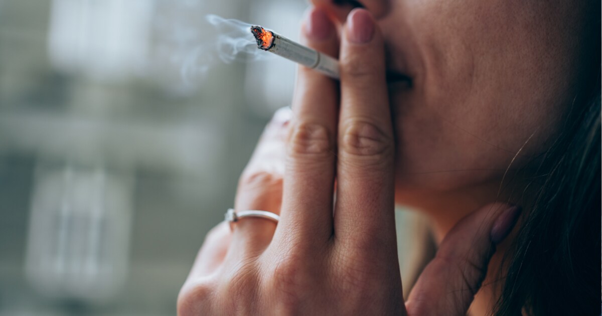 Opgebiecht: ‘Zelfs mijn vriend weet niet dat ik rook’ | Flair