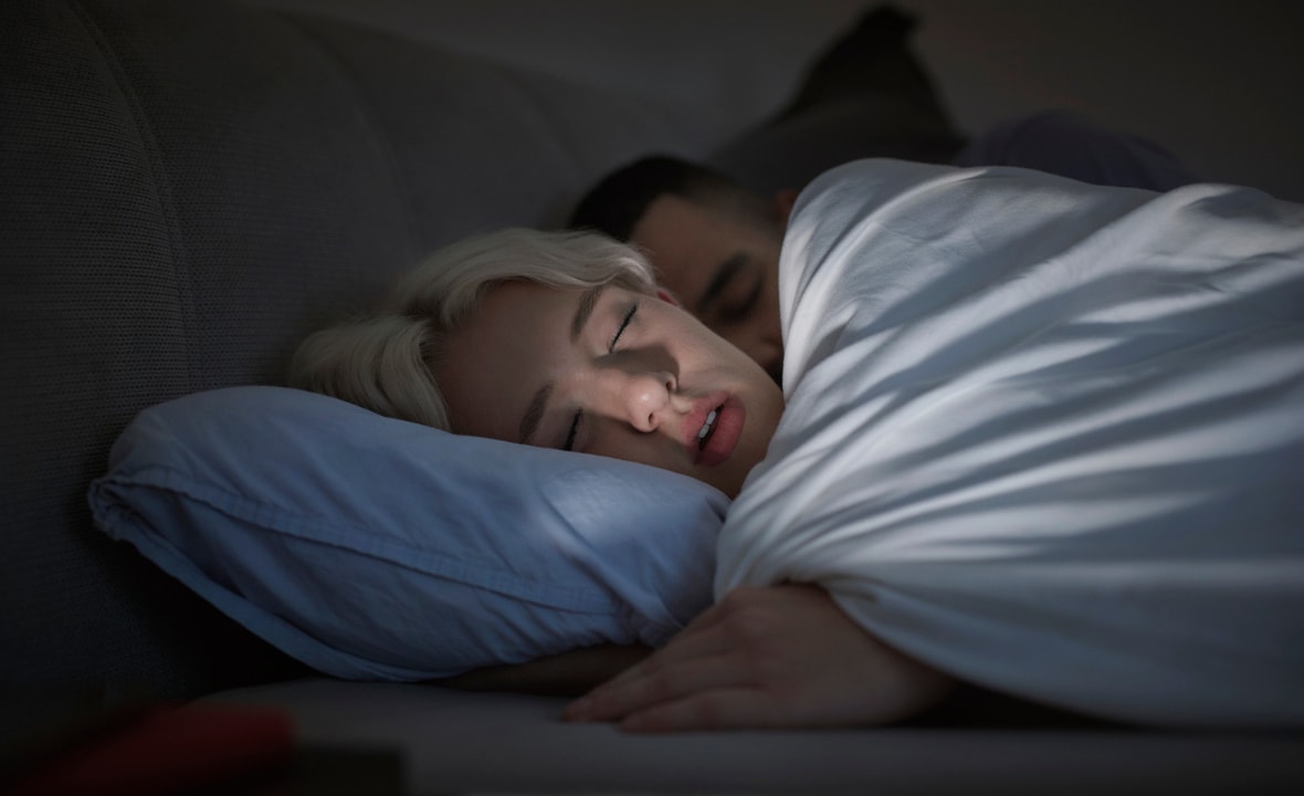 Dit is waarom je niet met je mond open moet slapen | Flair
