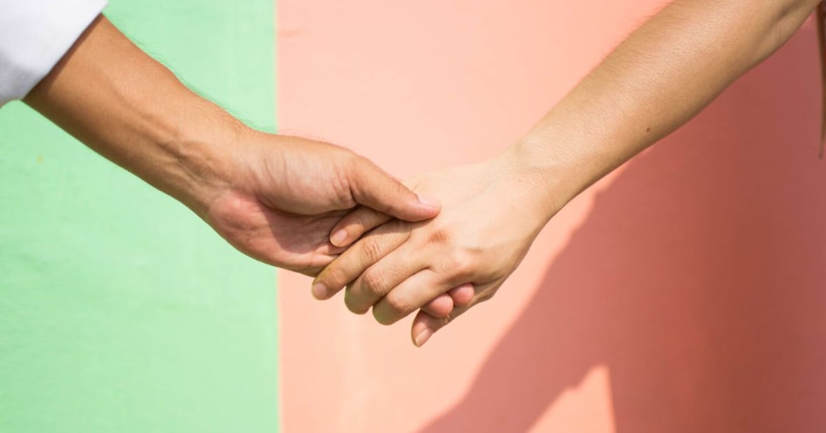 Waarom elkaars hand vasthouden zo goed voor je is