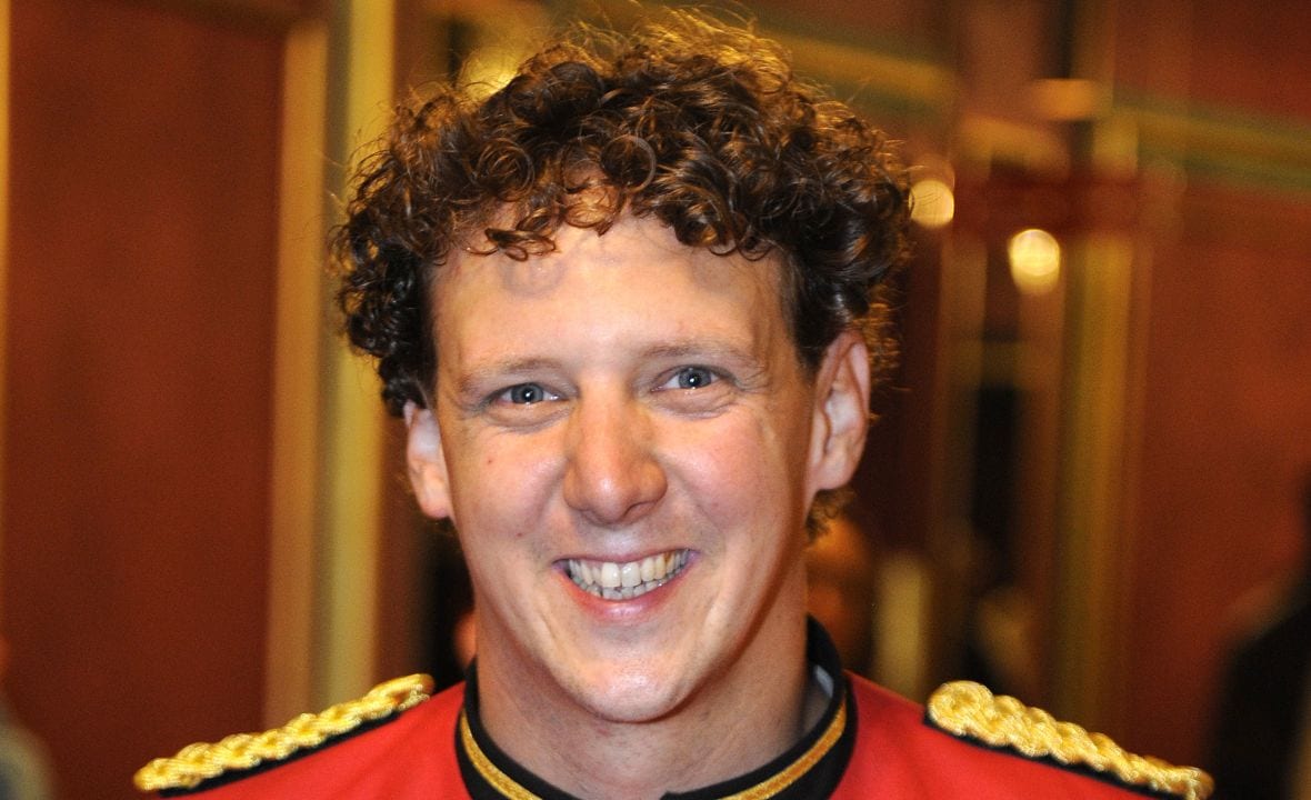Jochem Myjer is weer gelukkig in de liefde en dít is zijn vriendin