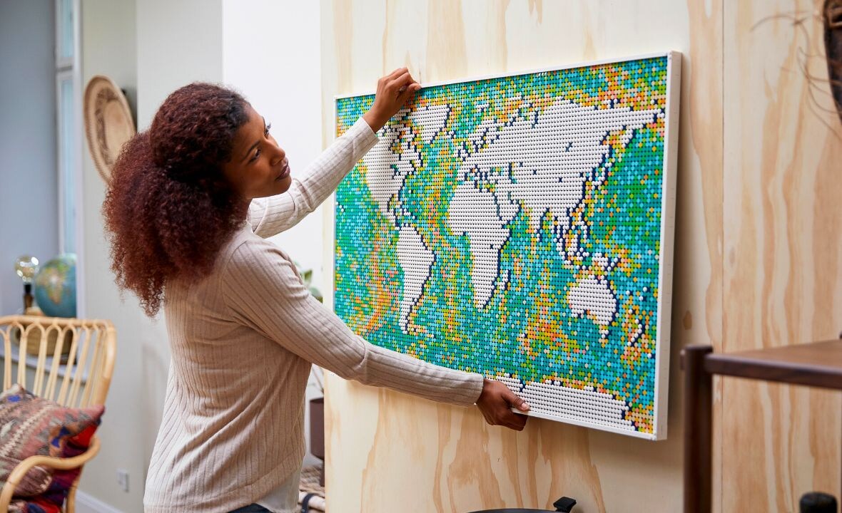 Winactie: leg je reisplannen vast op deze LEGO world map | Flair