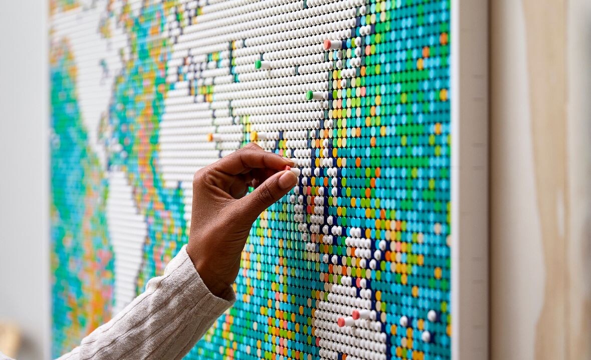 Winactie: leg je reisplannen vast op deze LEGO world map | Flair
