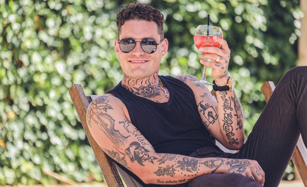 Douwe Bob zet zijn woonboot te koop en zó ziet die eruit | Flair