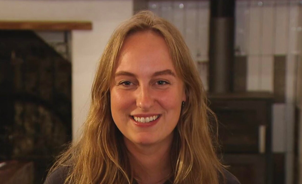 ‘B&B Vol Liefde’-Esra zag er vroeger heel anders uit | Flair