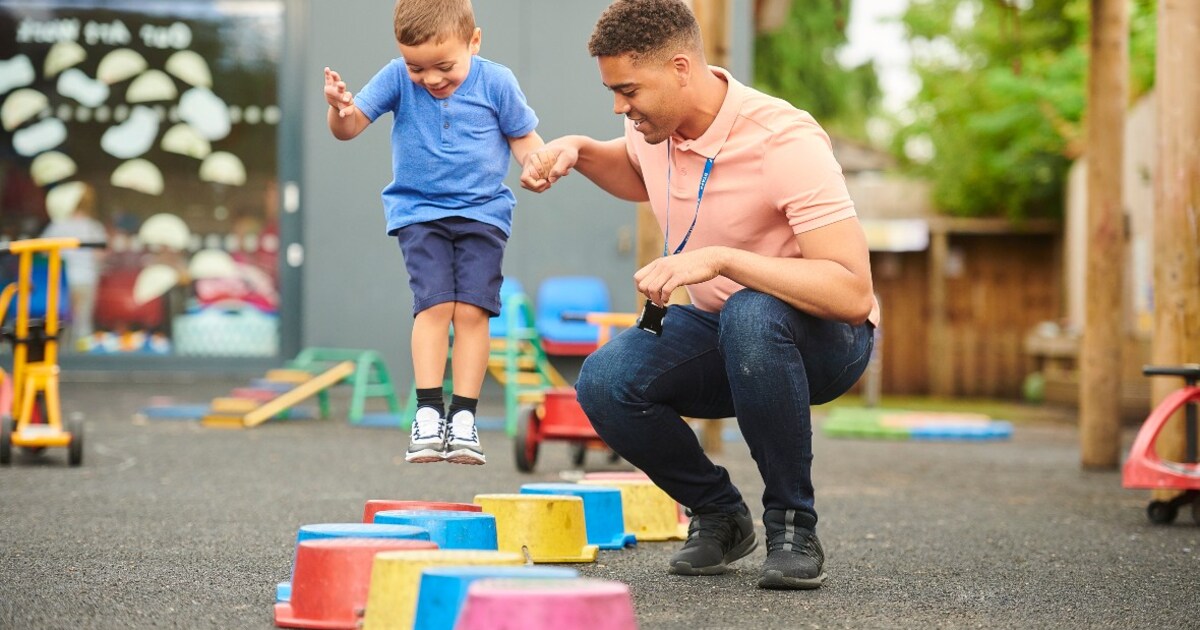 Opgebiecht: ‘Ik heb een crush op de knappe gymleraar van mijn zoon’ | Flair