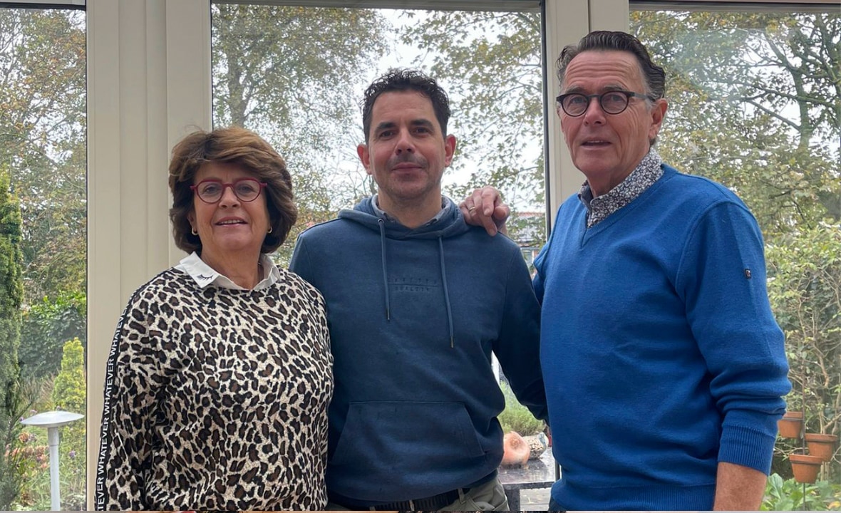 Bastiaan (42) kreeg van z’n beide ouders een nier: ‘Zo ontzettend ...