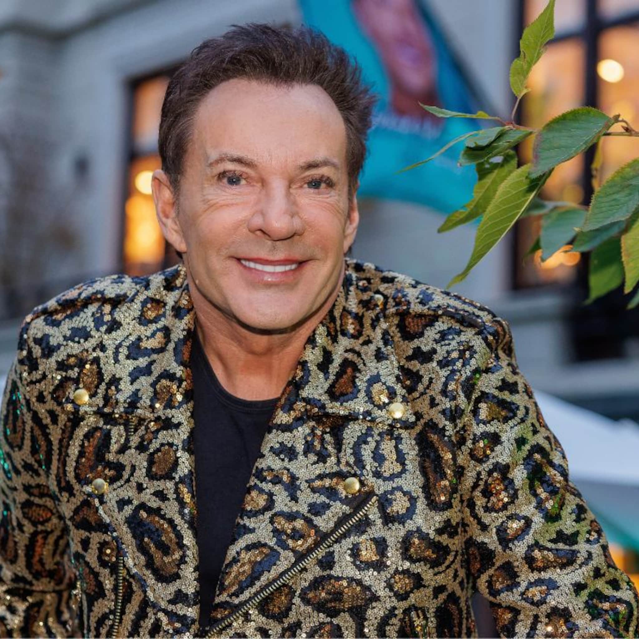 Gerard Joling slaat keihard terug na bierdouche tijdens optreden - I ...