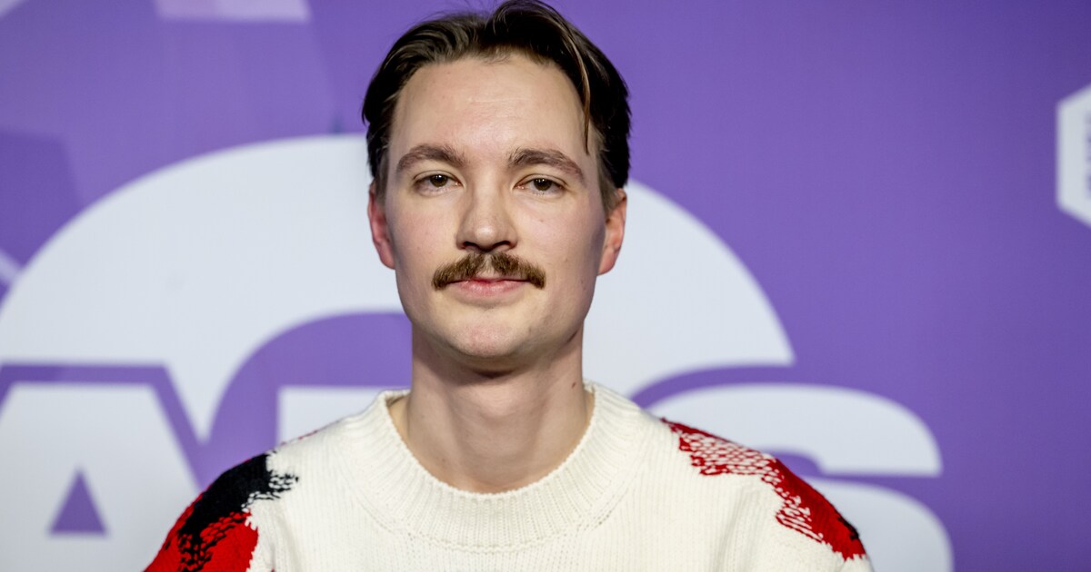 Bram Krikke gaat trouwen en maakt het bekend met déze romantische foto ...