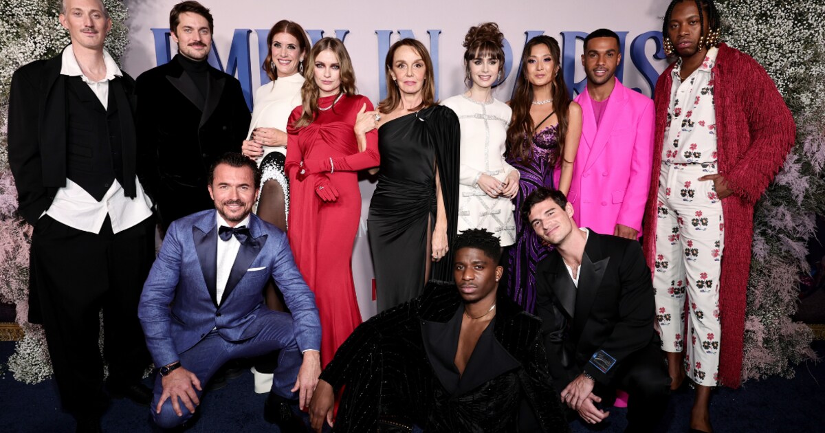 Whait, what? Cast Emily in Paris doet bizarre onthulling | Flair