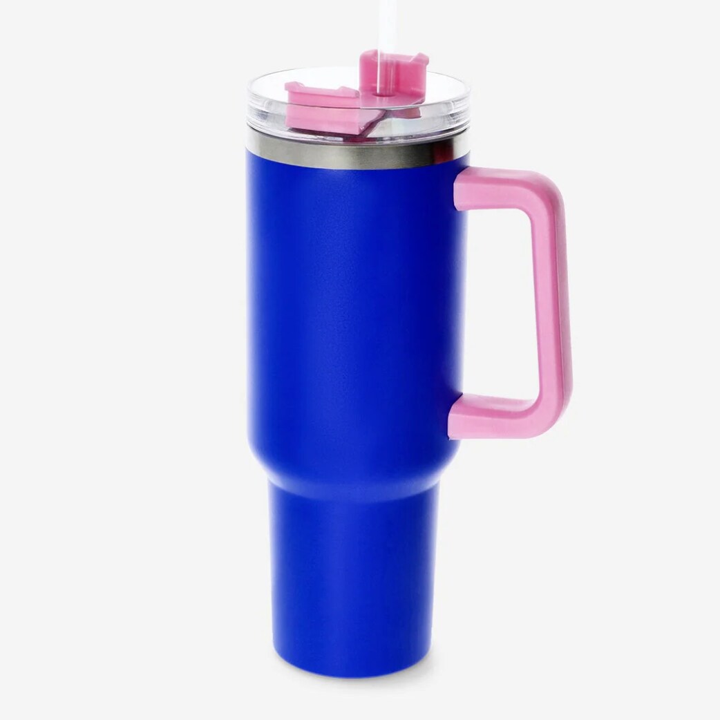 Hier scoor je de waterfles uit Emily in Paris voor een prikkie | Flair