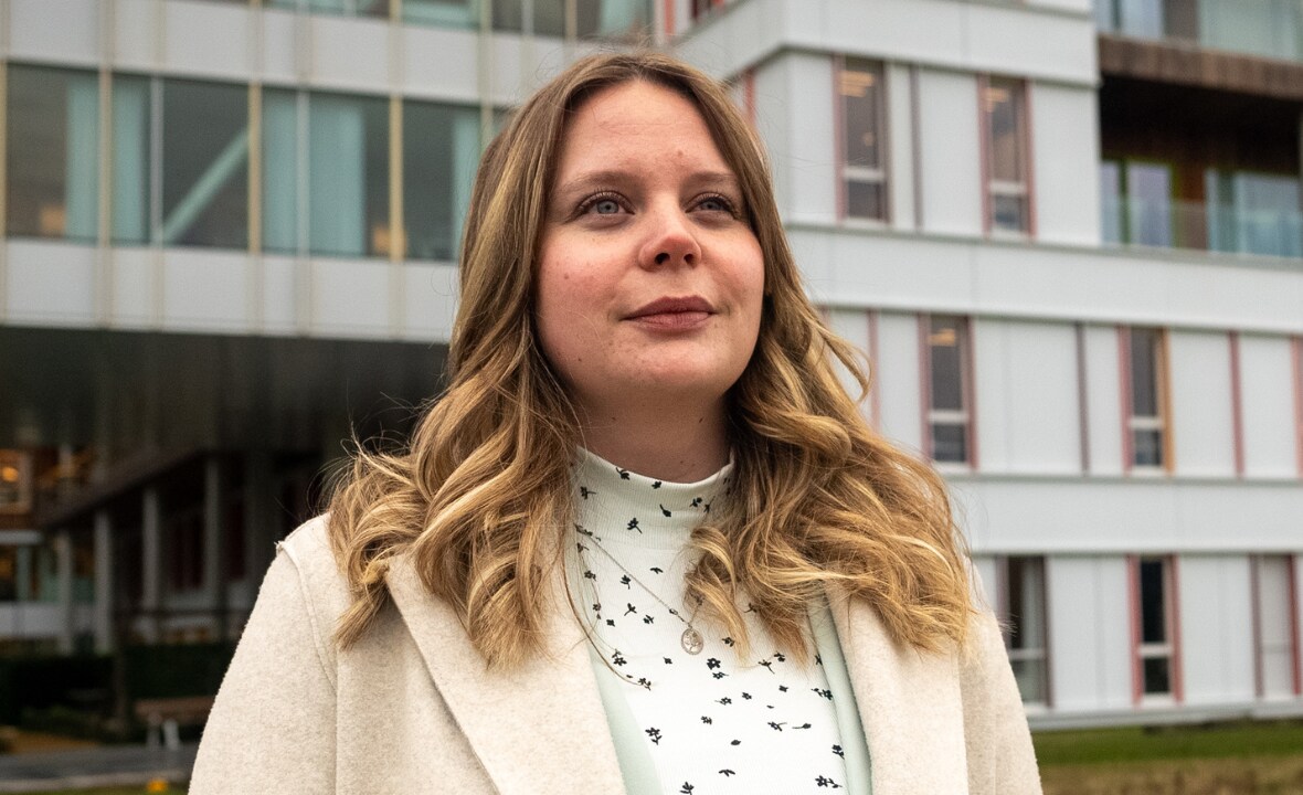 Dewi-Jill (27) leeft met chronische vermoeidheid na kanker | Flair