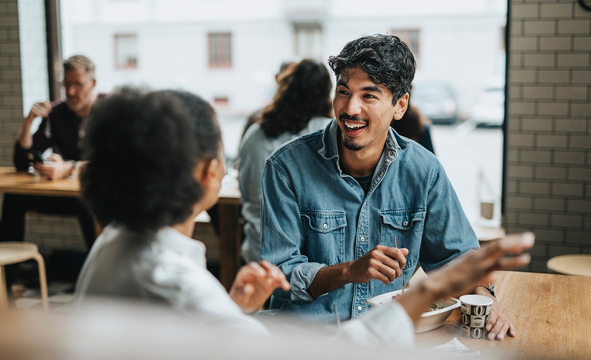 Oogcontact in een gesprek awkward? Hierdoor komt het