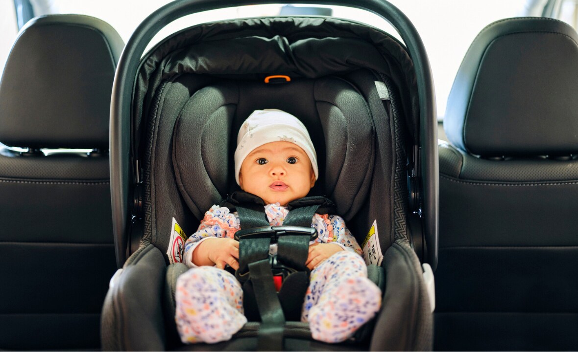 Ouders opgelet: zo lang mag een baby in een autostoel zitten | Flair