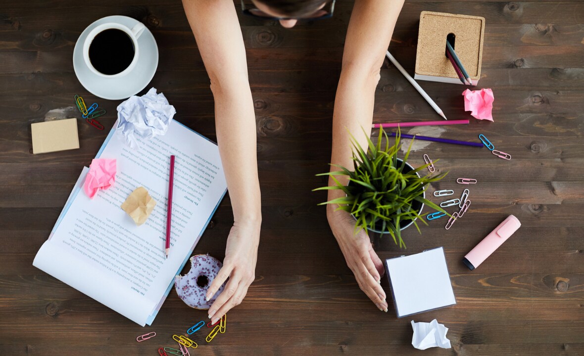 Troep op je bureau, is dat slecht voor je? Expert legt uit | Flair