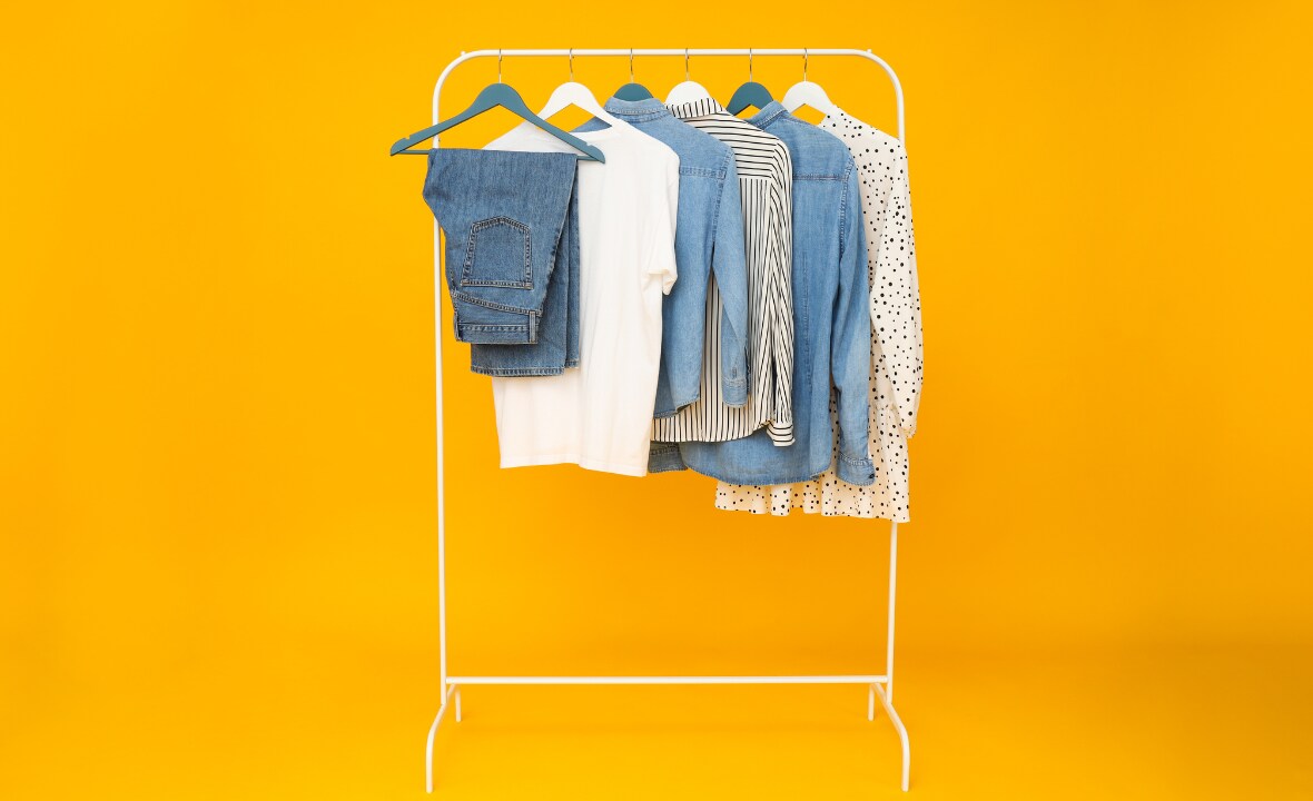 Hoe krijg je die muffe geur uit lang niet gedragen kleding? | Flair