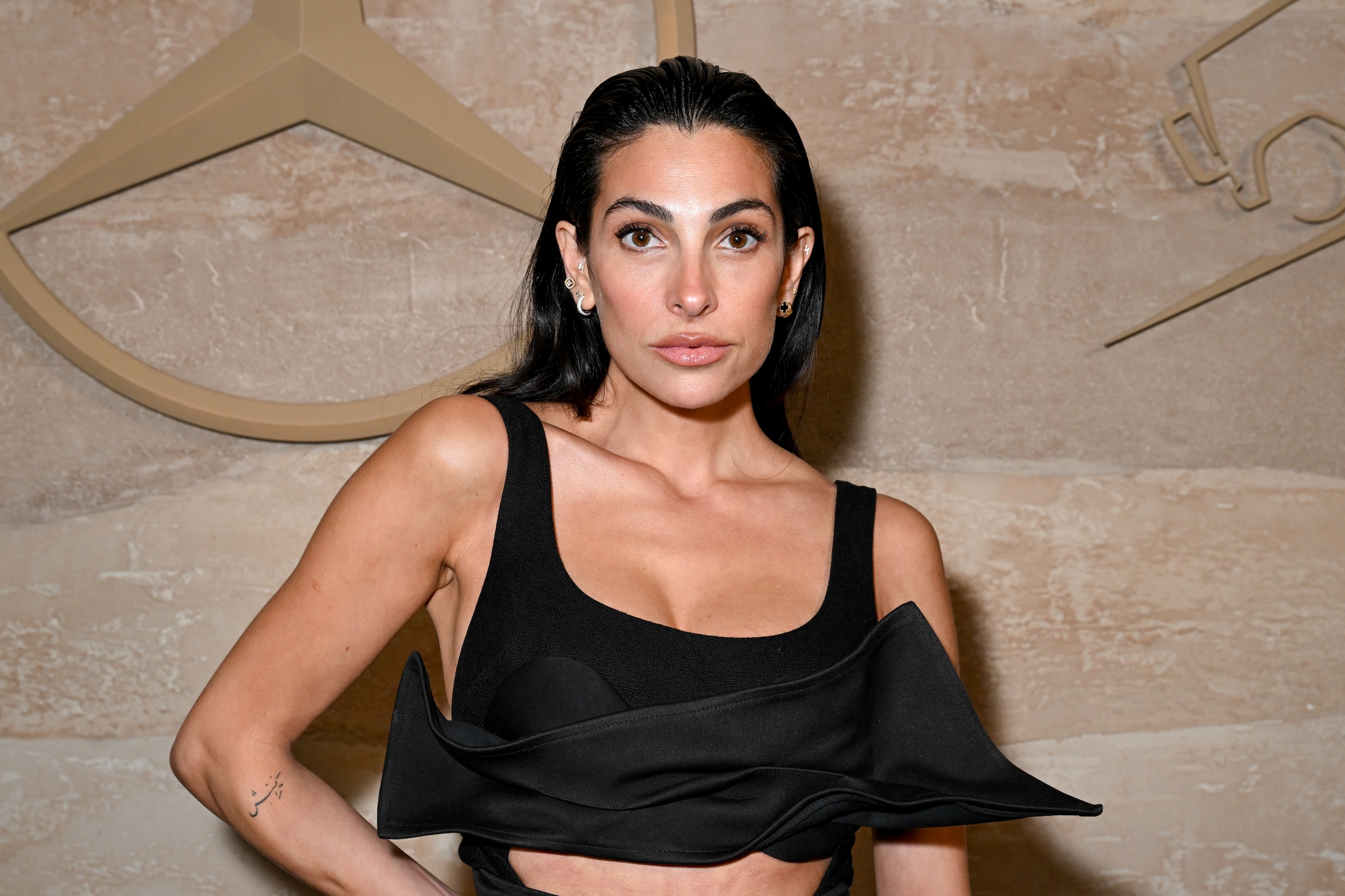 Eerste hulp bij opvoeding: Anna Nooshin en Thijs Boermans voeden hun dochter niet met z’n tweeën ...