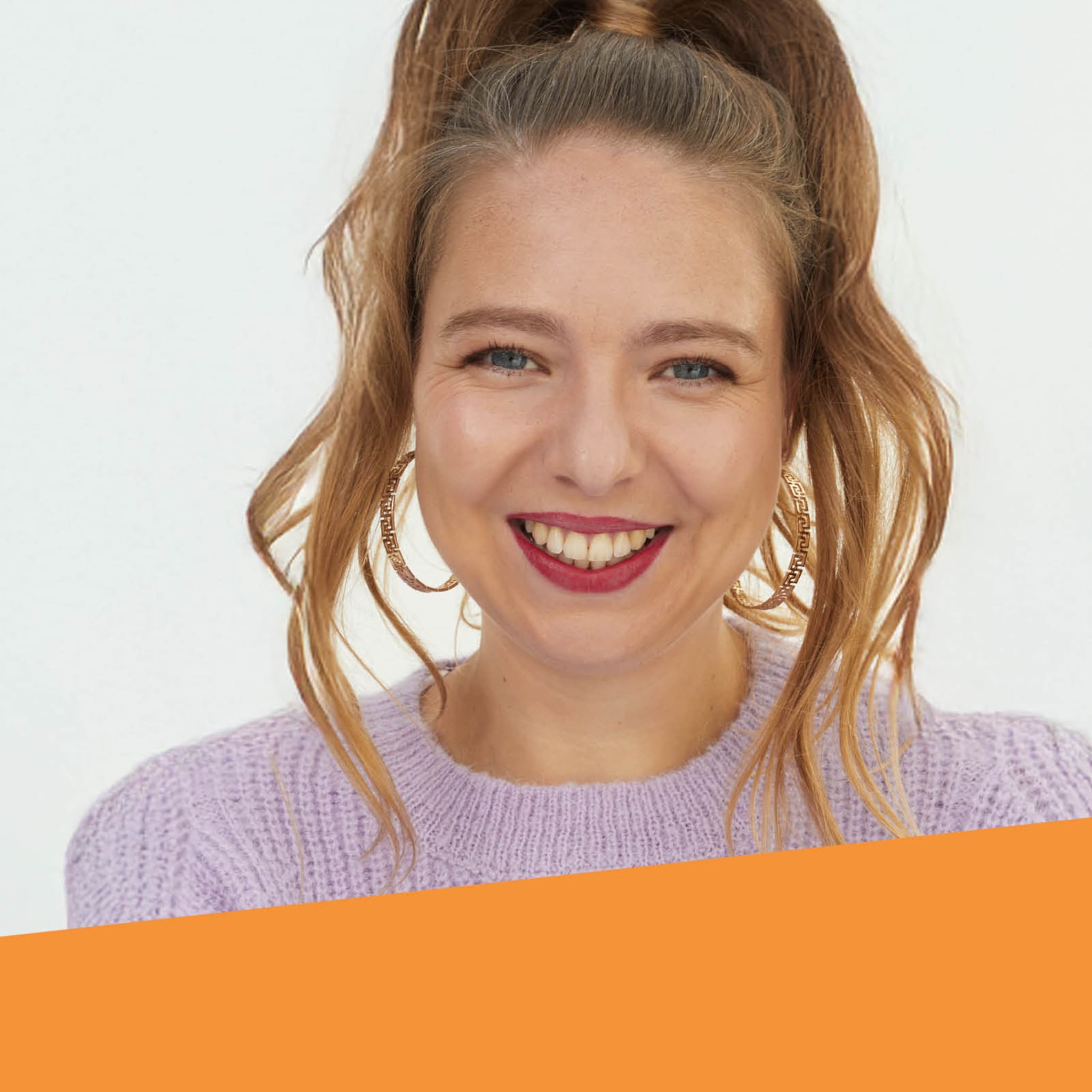 Noraly (38) rijdt op haar motor door Afghanistan