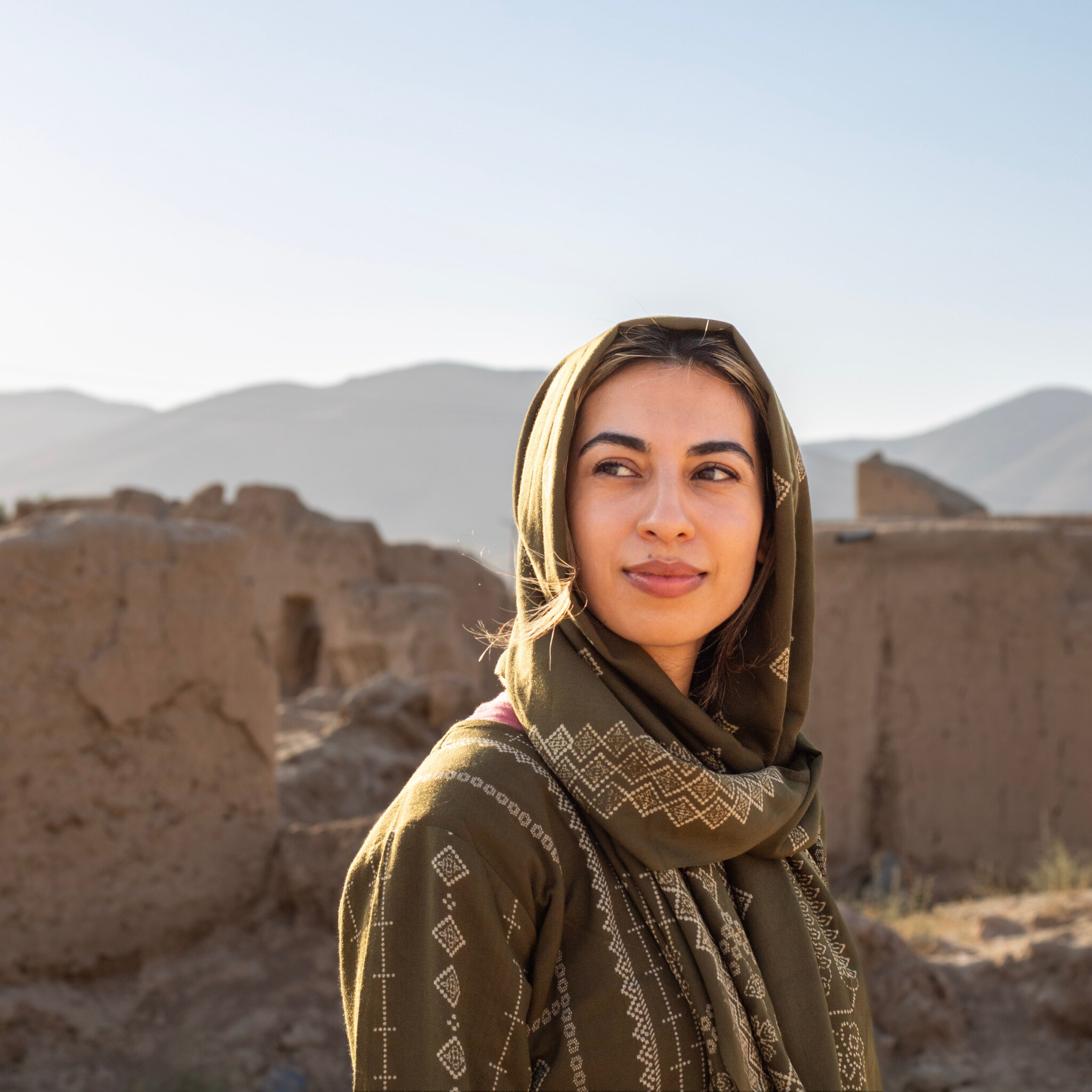 Noraly (38) rijdt op haar motor door Afghanistan