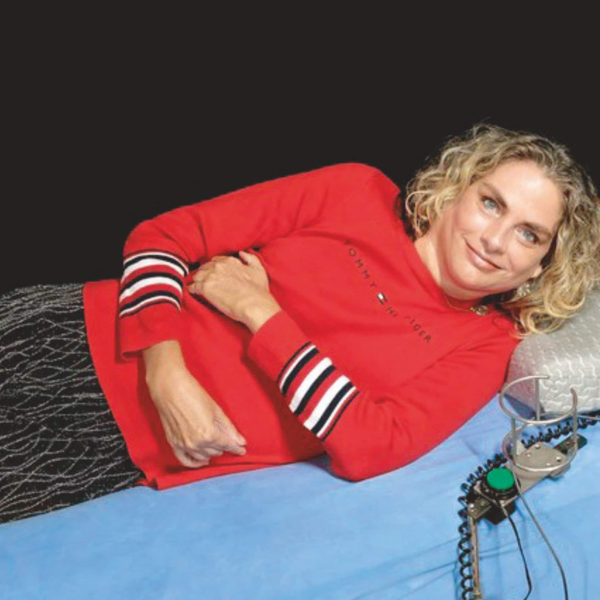 Noraly (38) rijdt op haar motor door Afghanistan