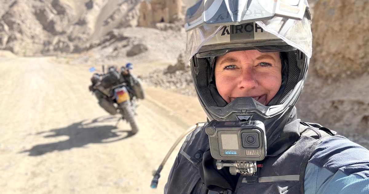 Noraly (38) rijdt op haar motor door Afghanistan